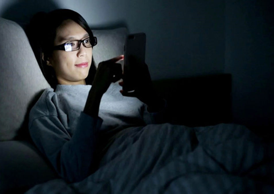Bí quyết sử dụng điện thoại đúng cách để bảo vệ tốt nhất cho mắt cận